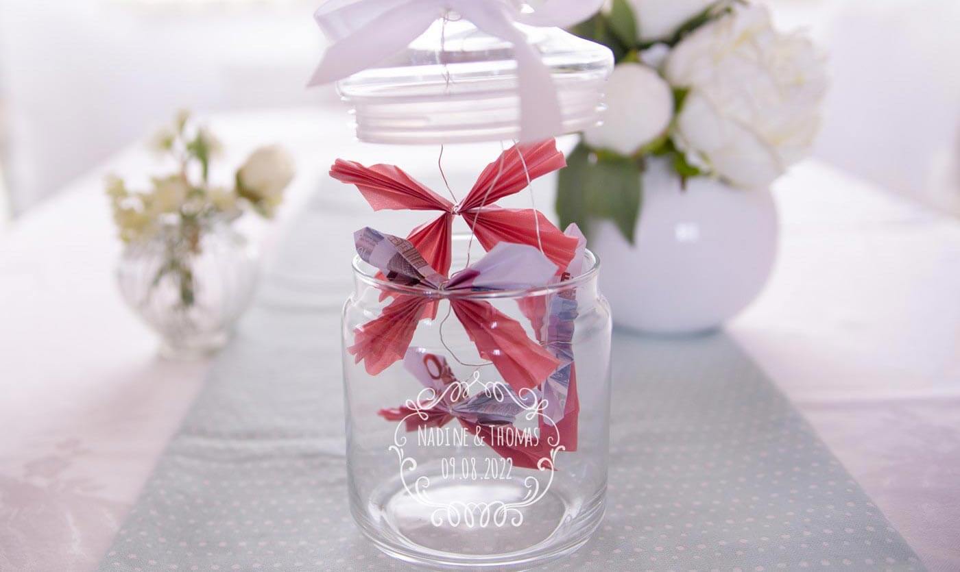 Geldgeschenk zur Hochzeit: Gläser mit Personalisierung & Deko