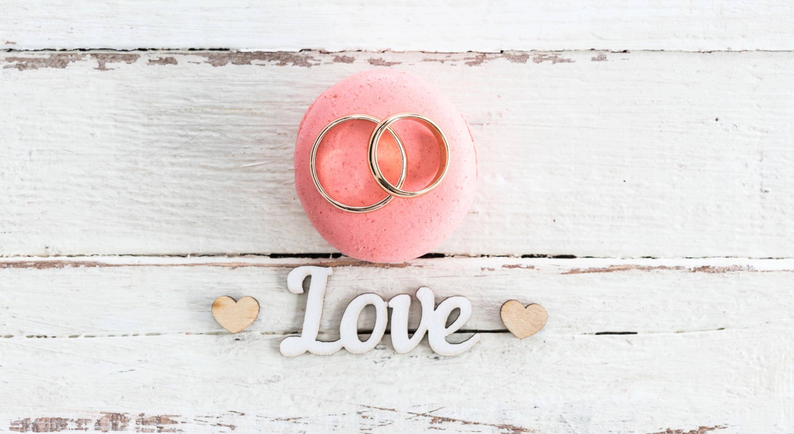 Ausgefallene Eheringe: Gold, Schwarz oder Motive toll kombiniert