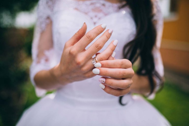 Verlobungsring: Welche Hand ist die Richtige? 3 Traditionen...