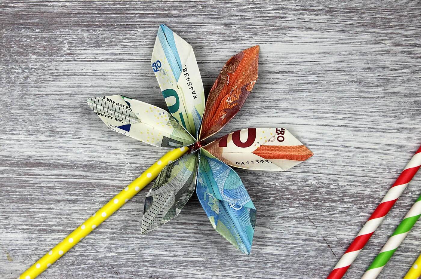 Geldblumen: Tolle Blumen aus Geld für die Hochzeit falten