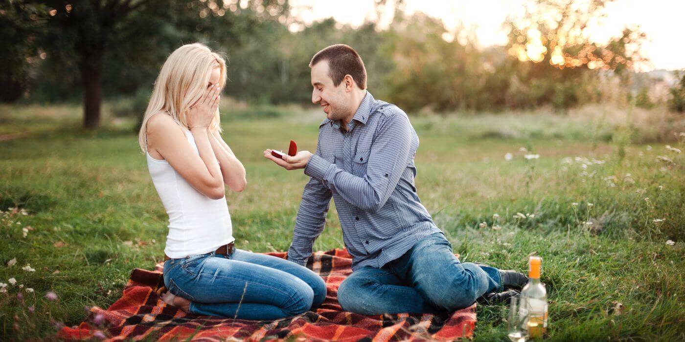 Heiratsantrag beim Picknick auf einer Wiese